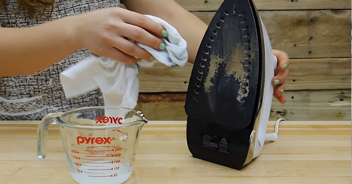 How to clean the bottom of your iron » Remove Any Stains